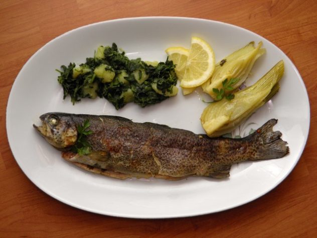 Pastrva s povrćem i vinom iz pećnice • Reci Peci